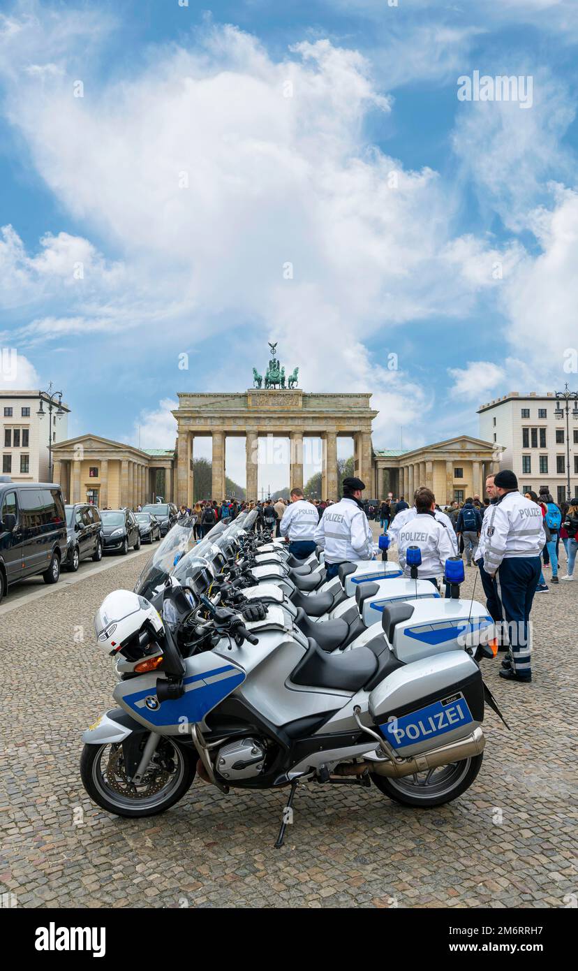 Die Berliner Polizei steht vor dem Brandenburger Tor, Berlin ...