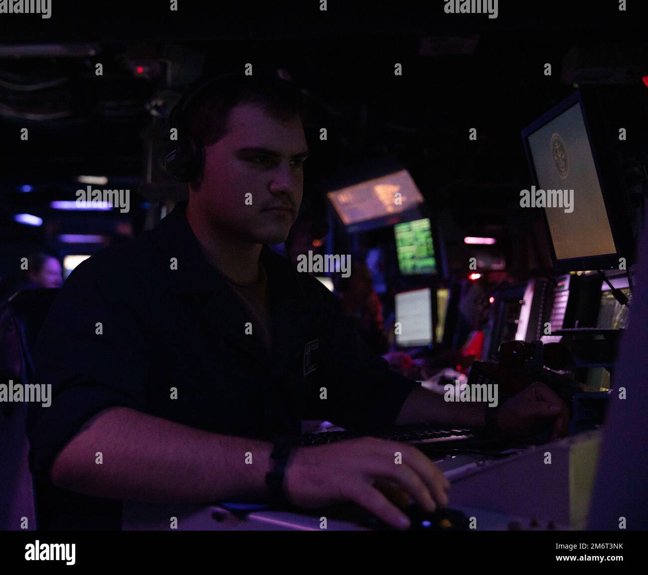 PHILIPPINE SEA (6. MAI 2022) Operations Specialist Seaman Gavin Tyler ...