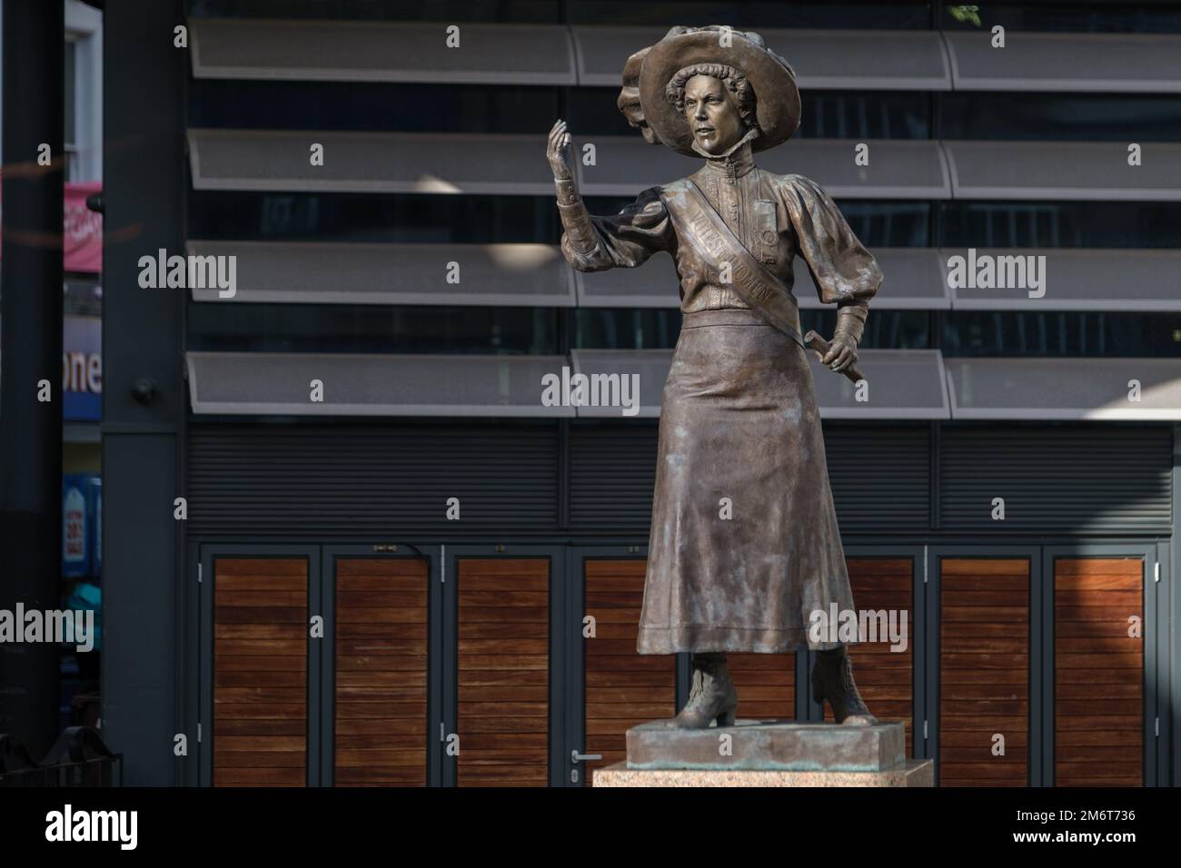 Eine Statue der Suffragette Alice Hawkins befindet sich auf dem Market ...