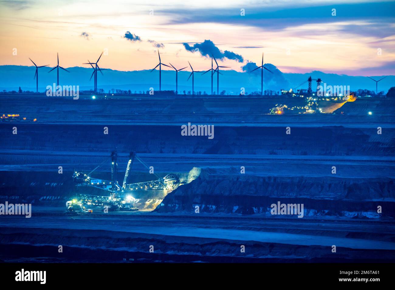 Garzweiler 2 Tagebau Braunkohle, Bagger 285, links, Schaufelrad Bagger ...