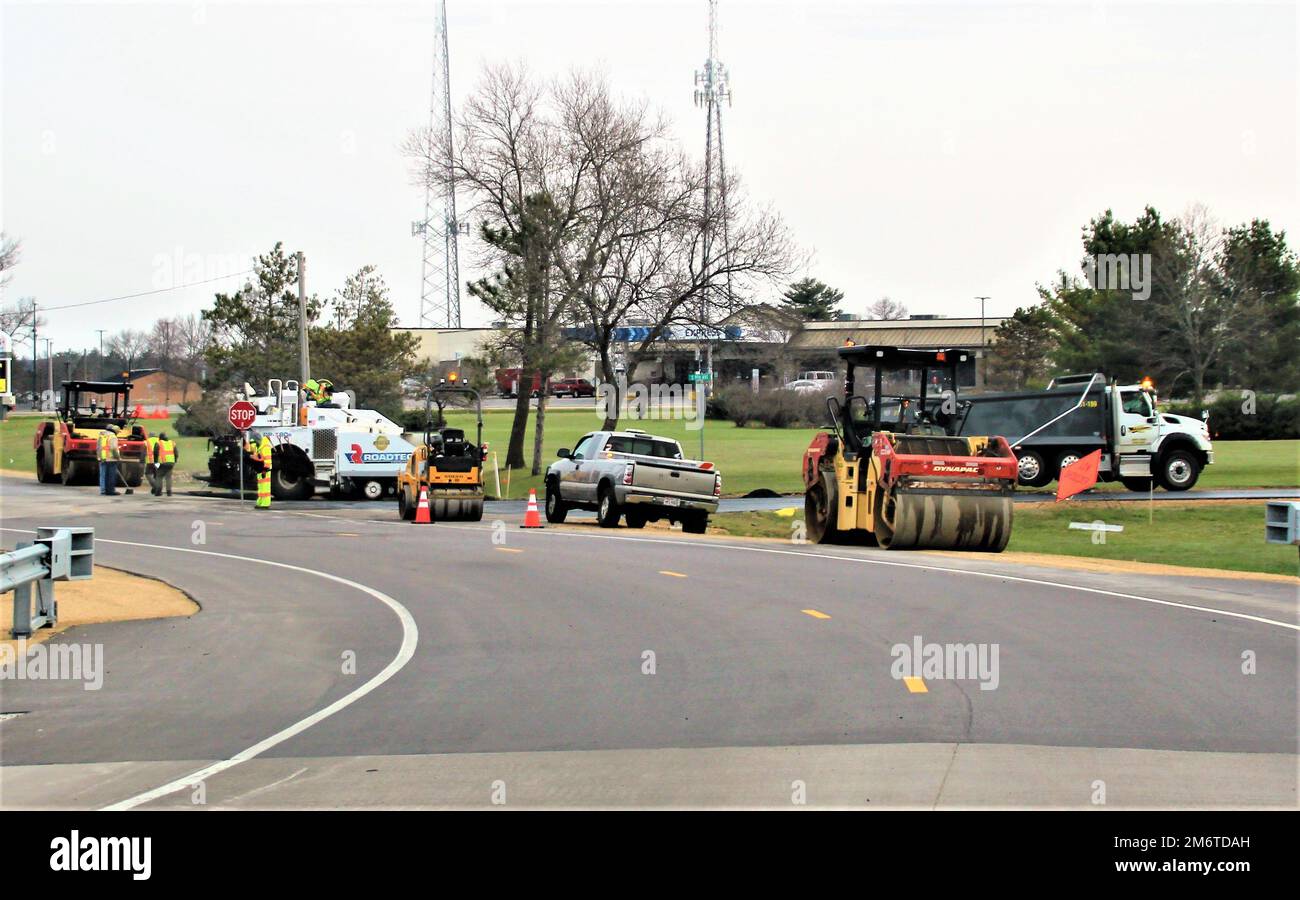 Arbeiter von Mathy Construction aus Onalaska, Wisconsin, die am 5. Mai ...