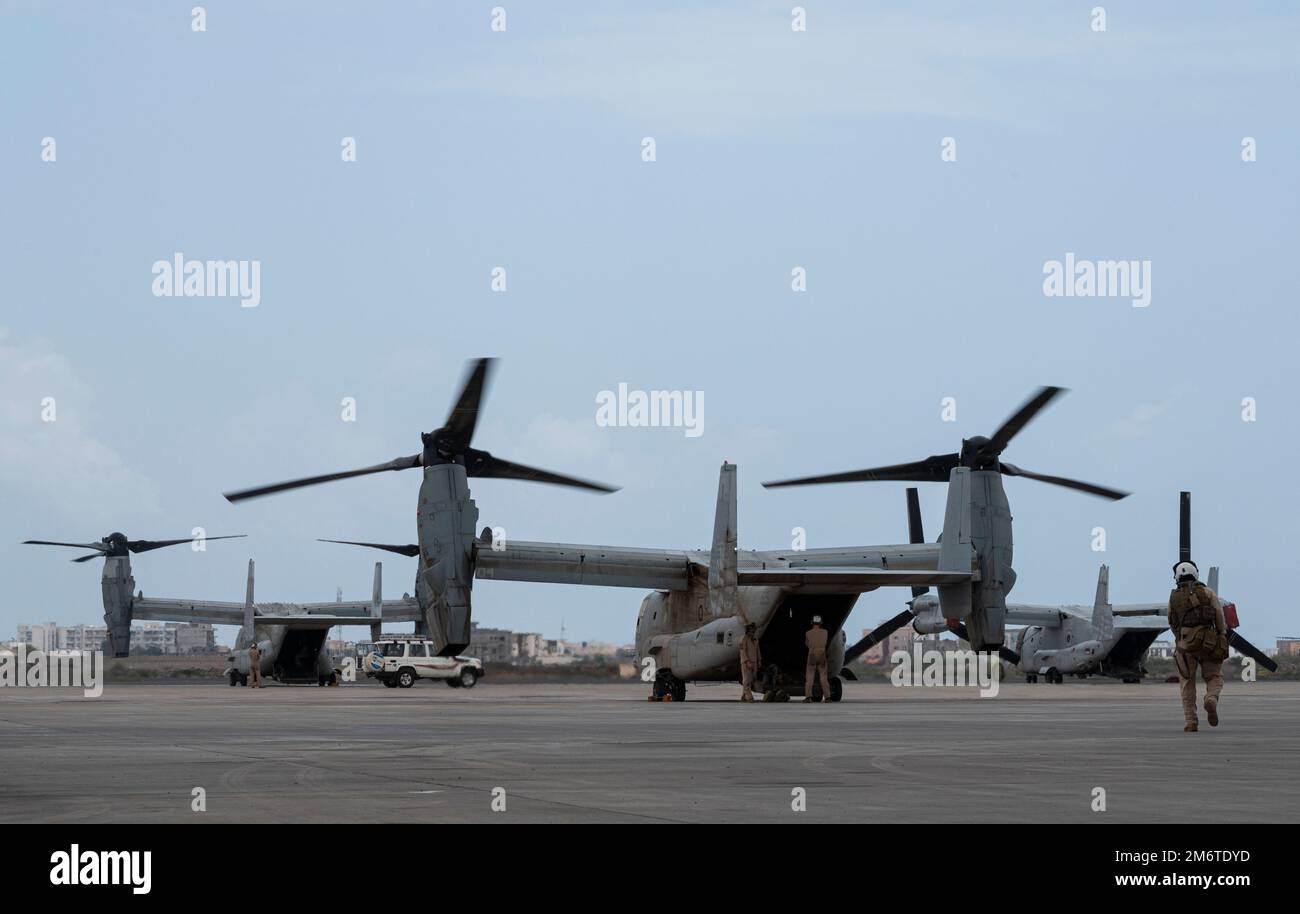EIN US-AMERIKANISCHER Marinekorps MV-22 der Besatzungschef von Osprey, der dem Marine Medium ...