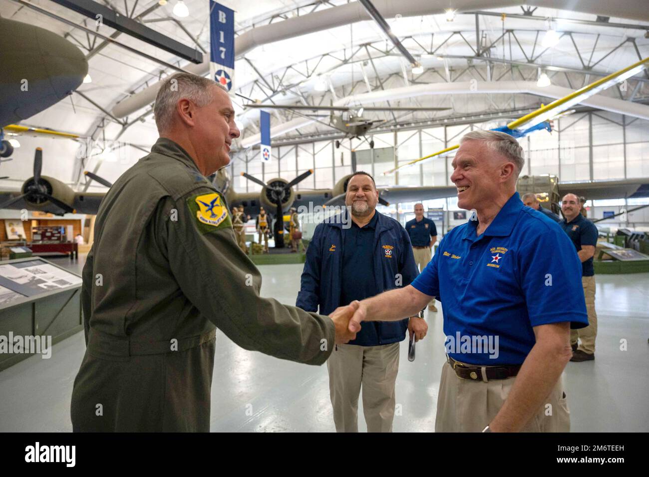 General Mike Minihan, Left, Air Mobility Command Commander, begrüßt den ...