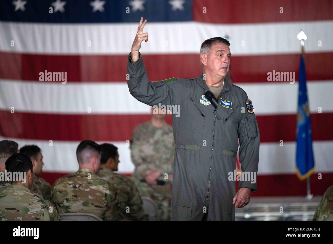 General Mike Minihan, Befehlshaber der Luftwaffe, spricht mit Team ...
