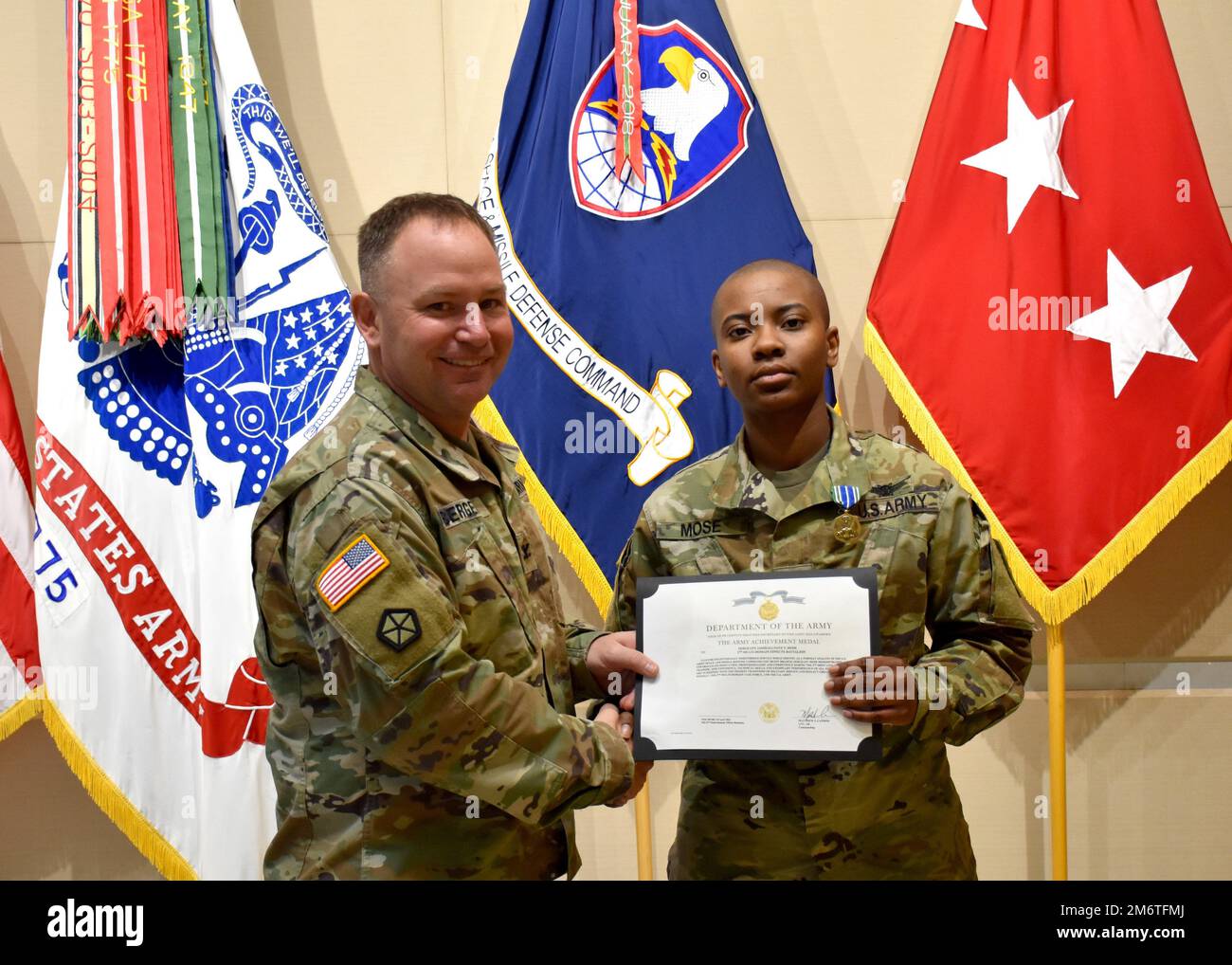 Sgt. Jaishallnaye Mose erhält die Army Achievement Medal von Oberst ...