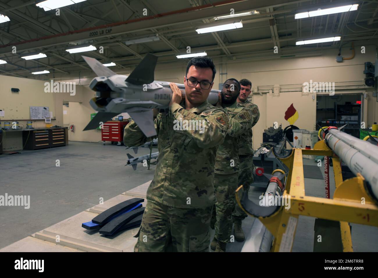 Von links, USA Air Force Airman 1. Class Hunter Andrzejewski, 325 ...