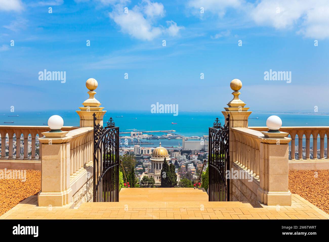 Herrliche Kolonnade mit vergoldeter Kuppel Stockfotografie - Alamy