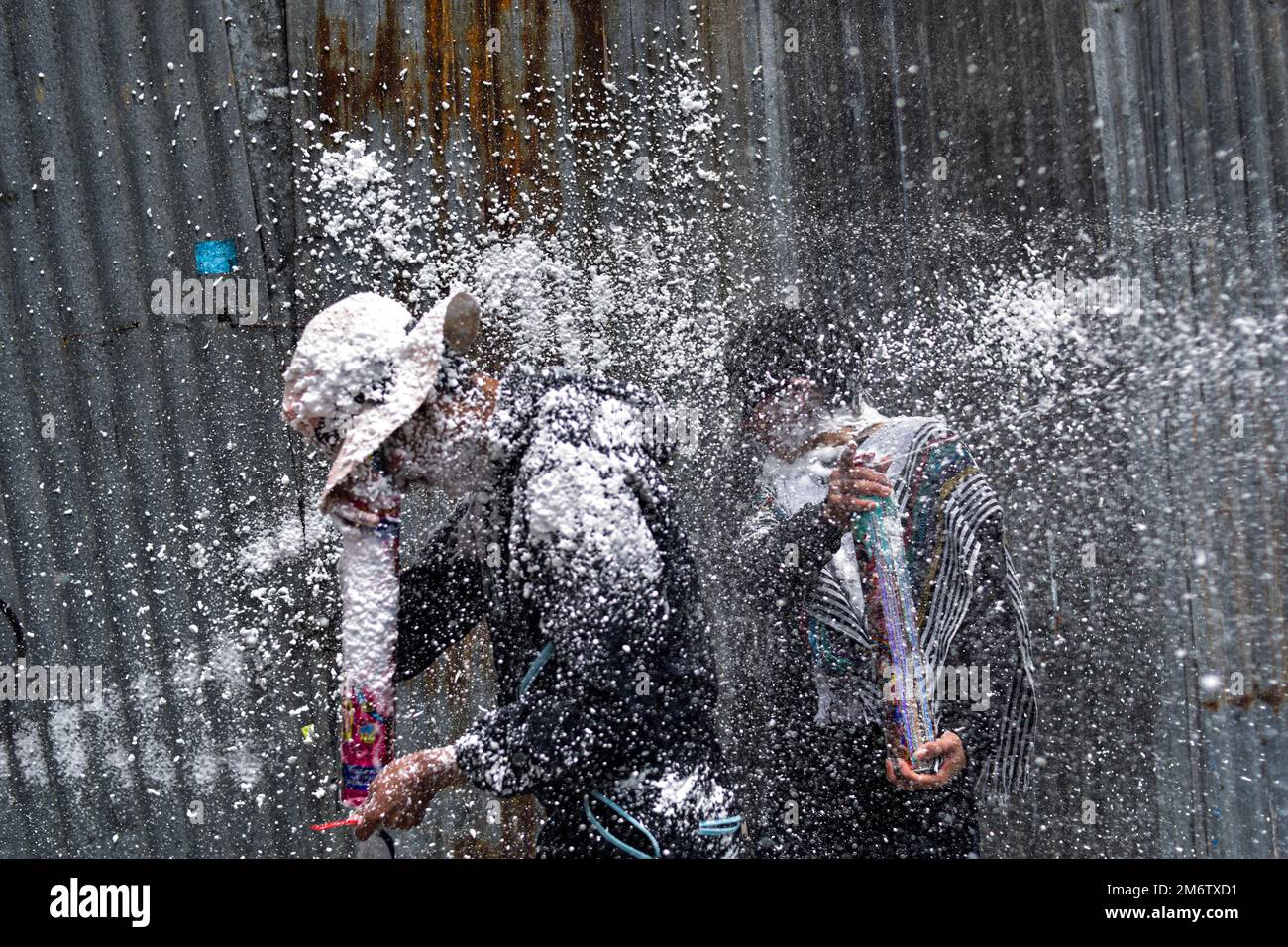 Pasto, Nariño, 3. Januar 2023. Die Menschen feiern mit Schaum während ...