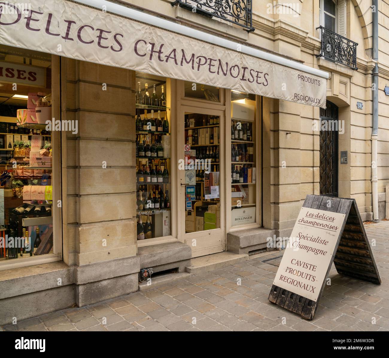 Reims, Frankreich - 13. September 2022: Schaufenster eines Geschäfts ...