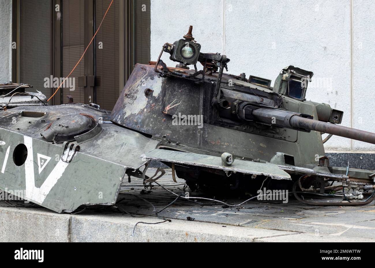 Krieg in der Ukraine. Zerstörter Tank mit einem abgerissenen ...