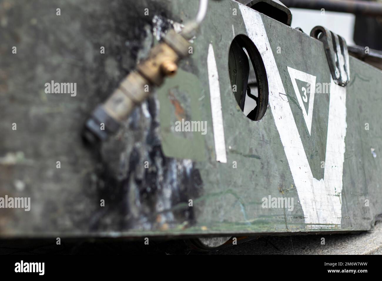 Krieg in der Ukraine. Zerstörter Tank mit einem abgerissenen ...