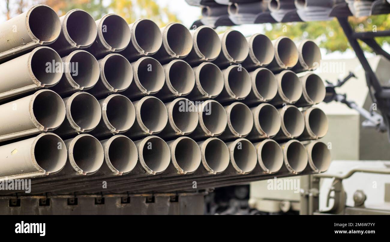 Das alte sowjetische BM-21°-Raketensystem auf dem Fahrgestell eines ...
