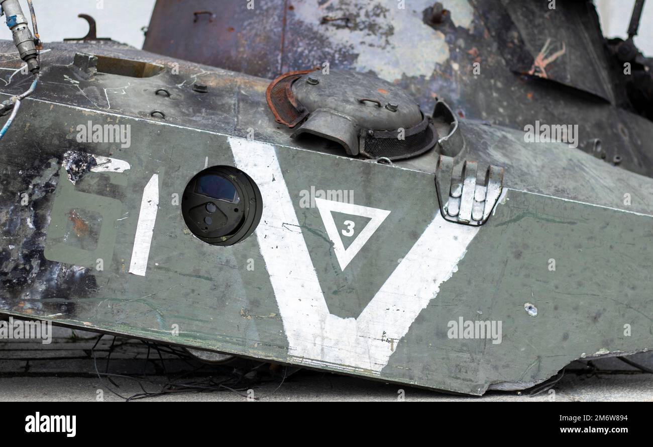 Krieg in der Ukraine. Zerstörter Tank mit abgerissenem Geschützturm ...