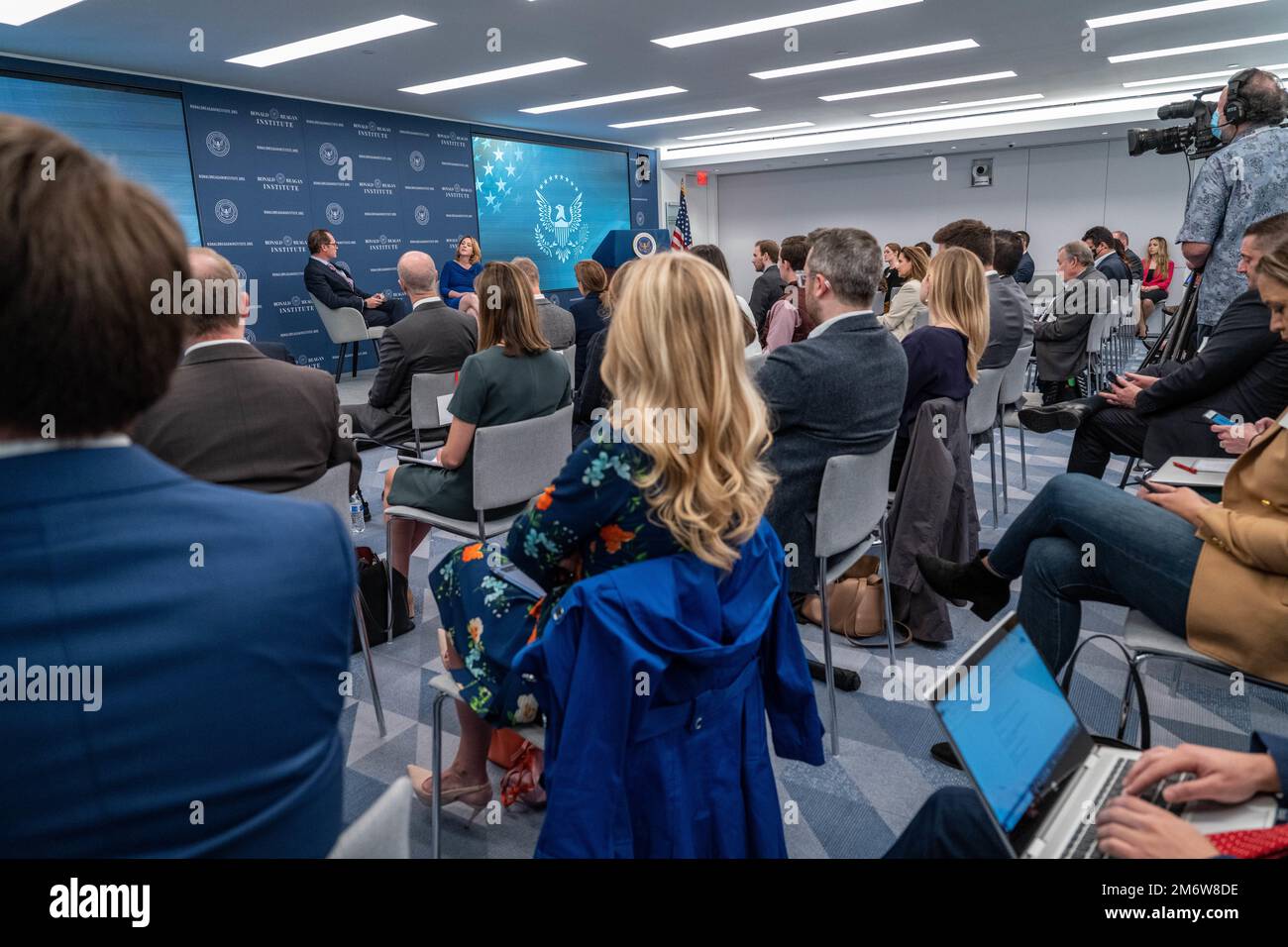 Stellvertretende Verteidigungsministerin Kathleen H. Hicks besucht das ...