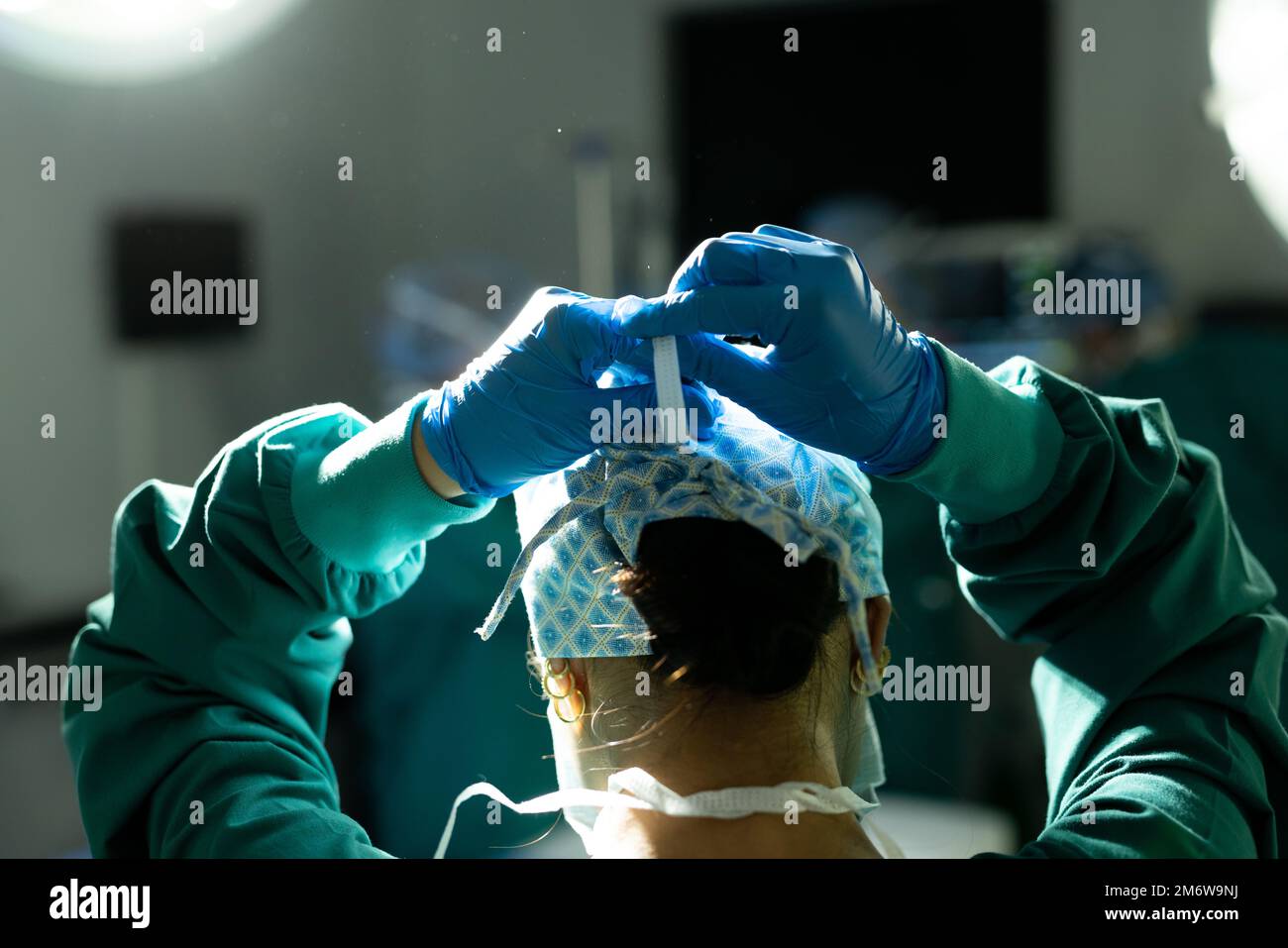 Rückansicht der Chirurg in der Operationskappen- und ...