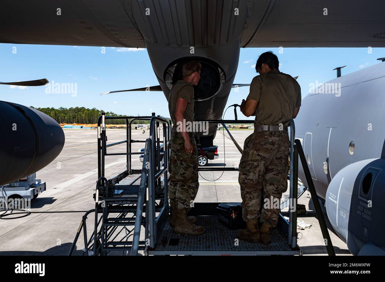 USA Air Force Airman 1., Klasse Nathan Johnson, Left, ein ...