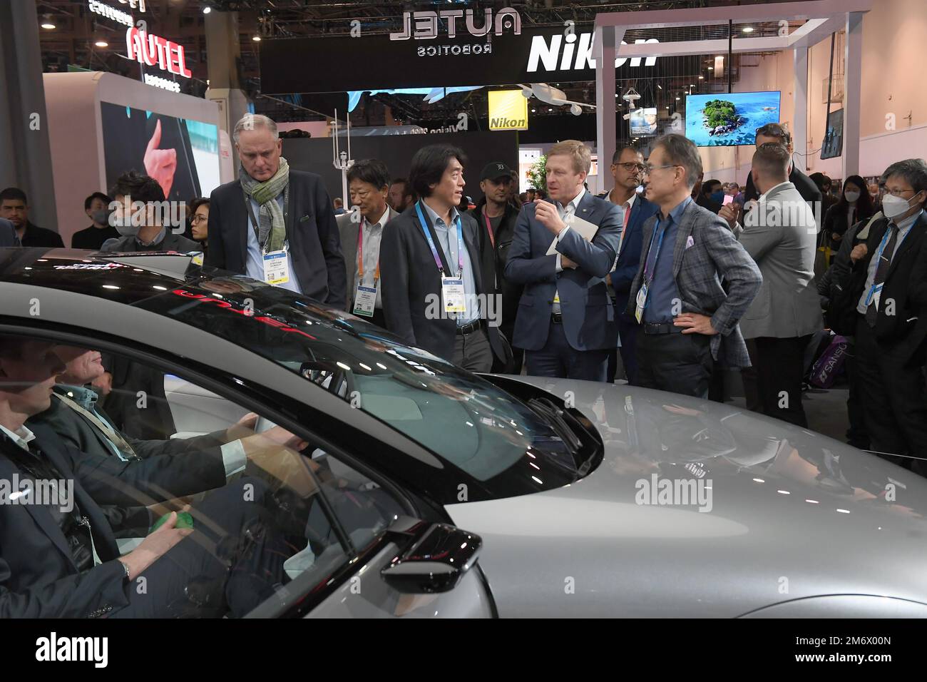 (L-R) Senior Vice President der BMW Group Stephan Durach, Officer mit ...