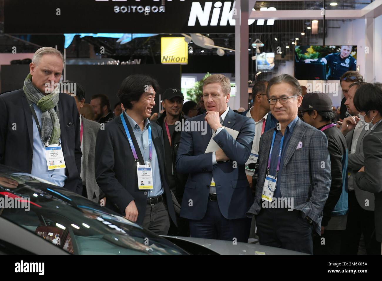 (L-R) Senior Vice President der BMW Group Stephan Durach, Officer mit ...