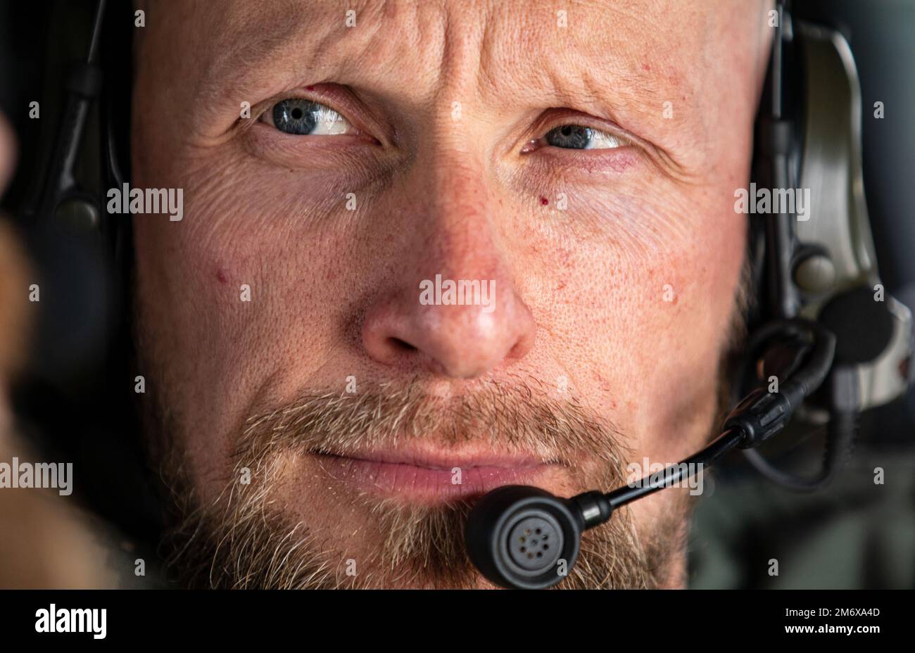 Norwegische Armee, Sergeant 1. Klasse Stig Klovholt schaut vor einem ...
