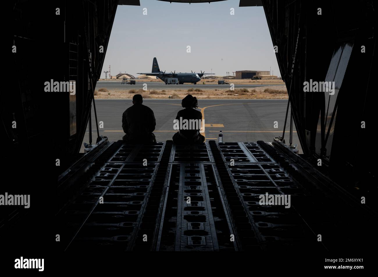 USA Air Force Tech. Sgt. Anthony Miller, Left, und Senior Airman ...