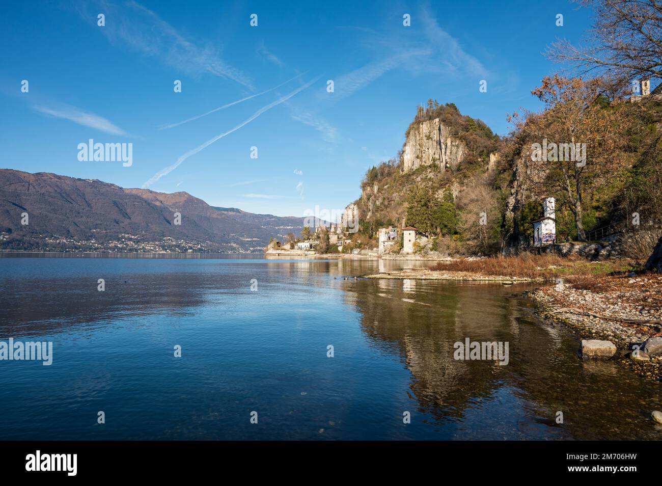 Castelveccana, Italien- 12-27-2022: Alte zerstörte Öfen mit ...