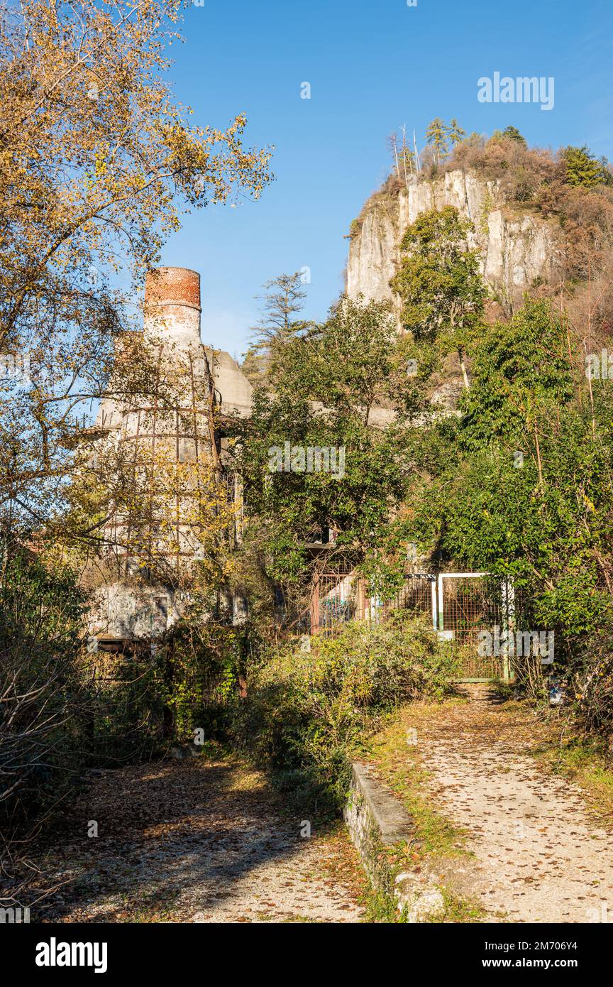Castelveccana, Italien- 12-27-2022: Rote Ziegelschornsteine und ...