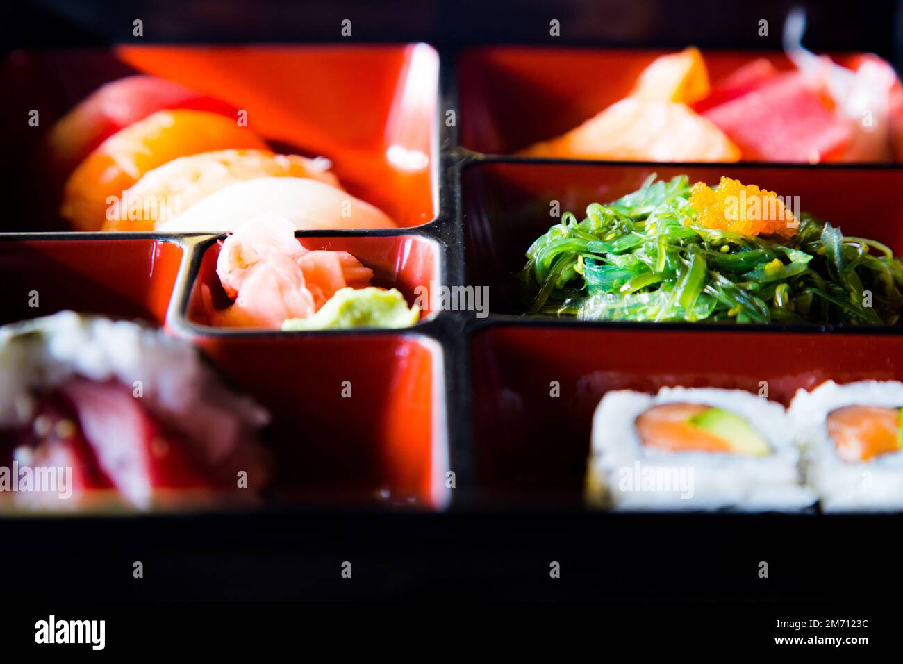 Sushi mit verschiedenen Makis, Nigiris und Sashimi mit feinem Fisch wie ...