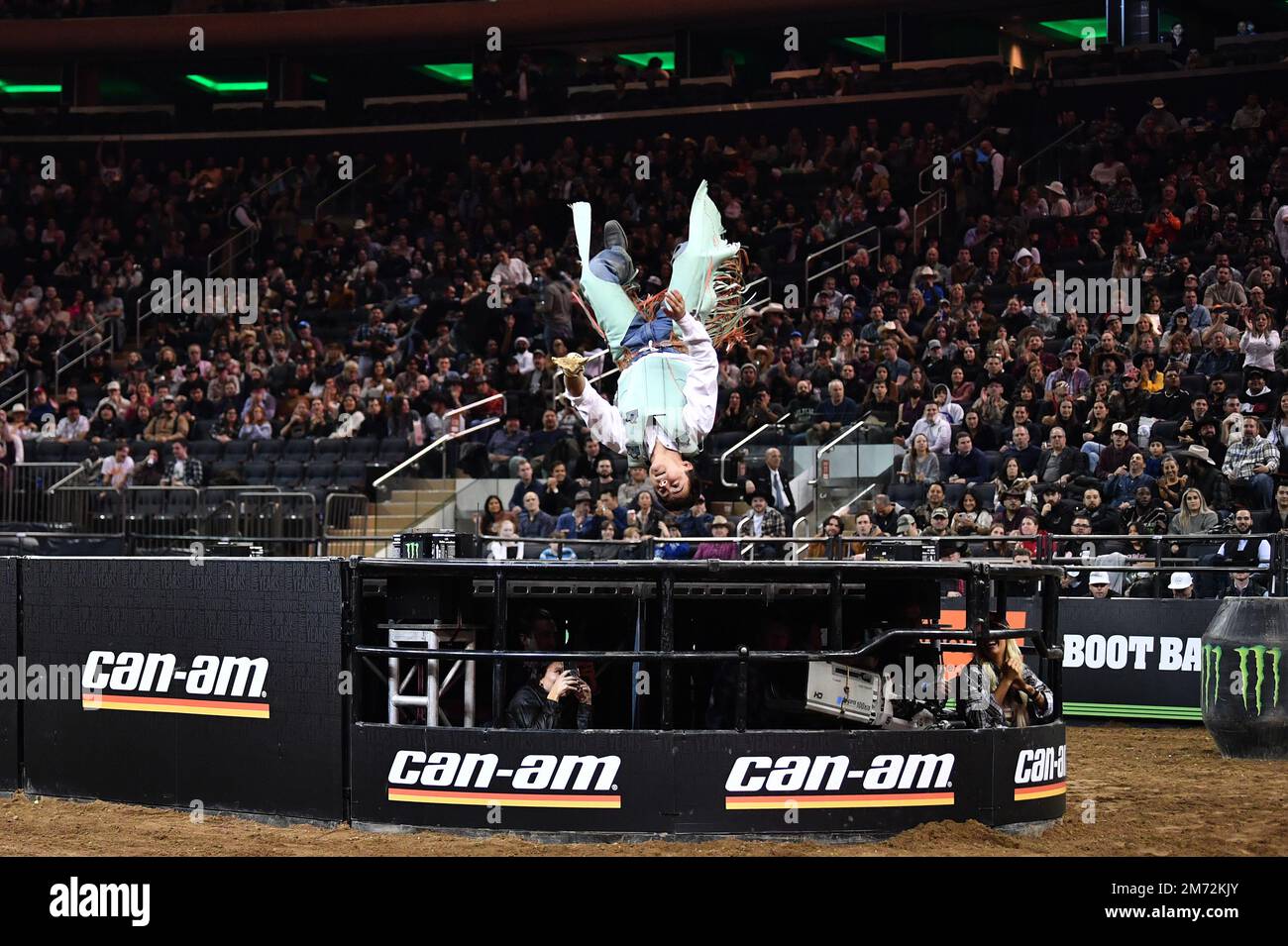 New York, USA. 06. Januar 2023. Der Professional Bull Rider Thiago Salgado (BH) feiert mit einem ...