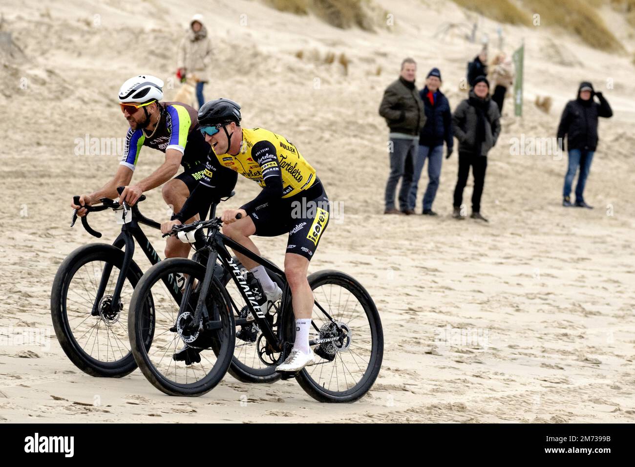 CASTRICUM AAN ZEE - Teilnehmer Jasper Ockeloen (4) und Timothy Dupont ...