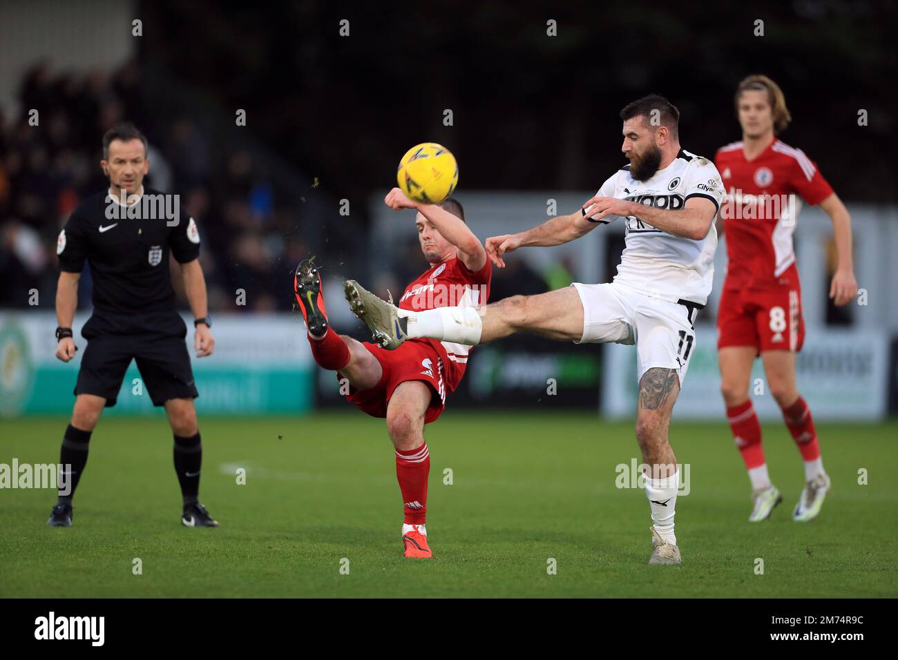 Danny Newton von Boreham Wood und Liam Coyle von Accrington Stanley ...