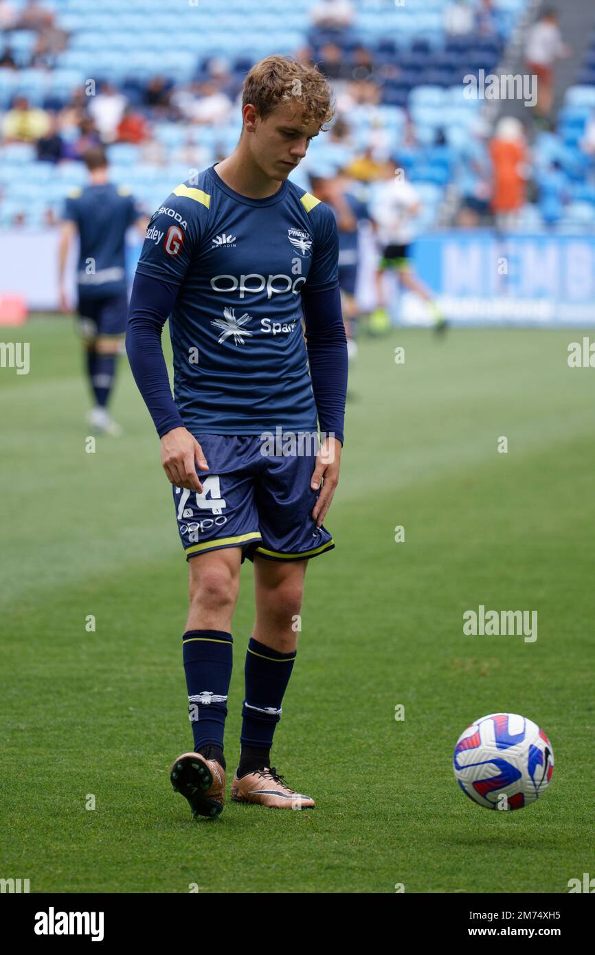 Oskar Van Hattum aus Wellington Phoenix wärmt sich vor dem Spiel zwischen dem FC Sydney und ...