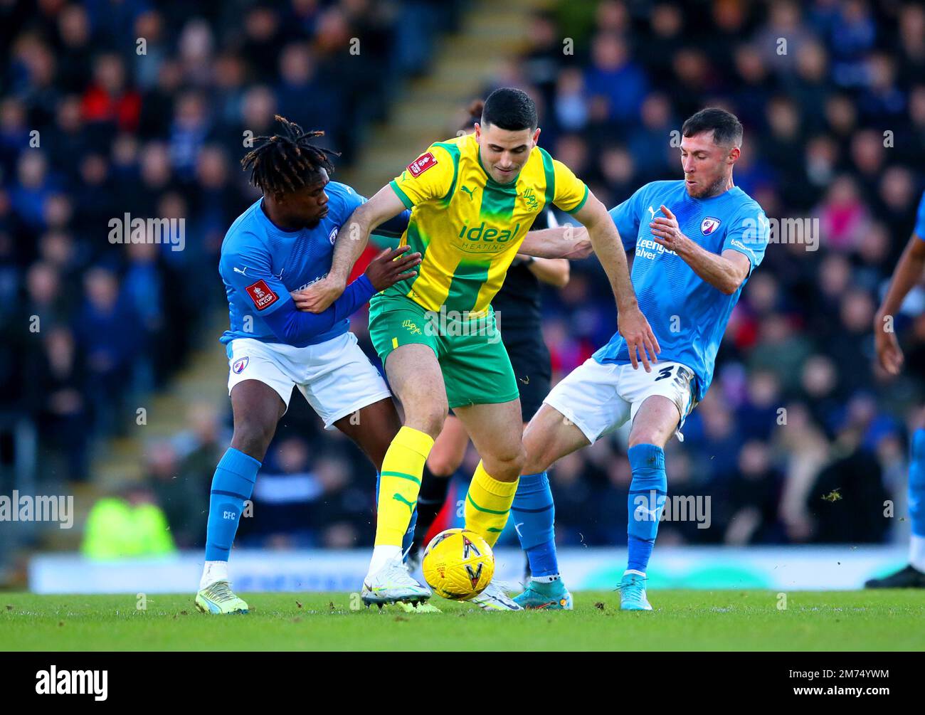 Tom Rogic (Center) von West Bromwich Albion kämpft mit Tim Akinola ...