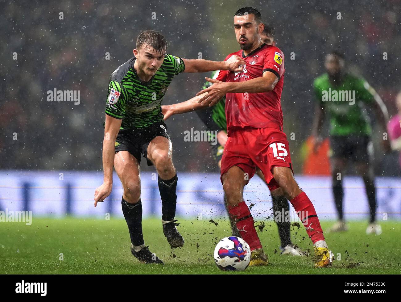 George Miller von Doncaster Rovers (links) und Idris El Mizouni von ...