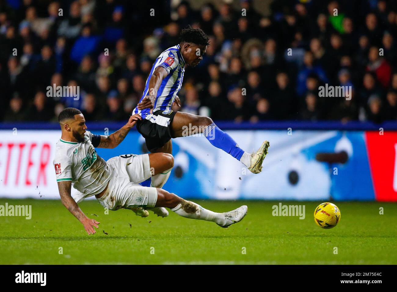 Jamaal Lascelles #6 von Newcastle United und Fisayo DELE-Bashiru #17 ...