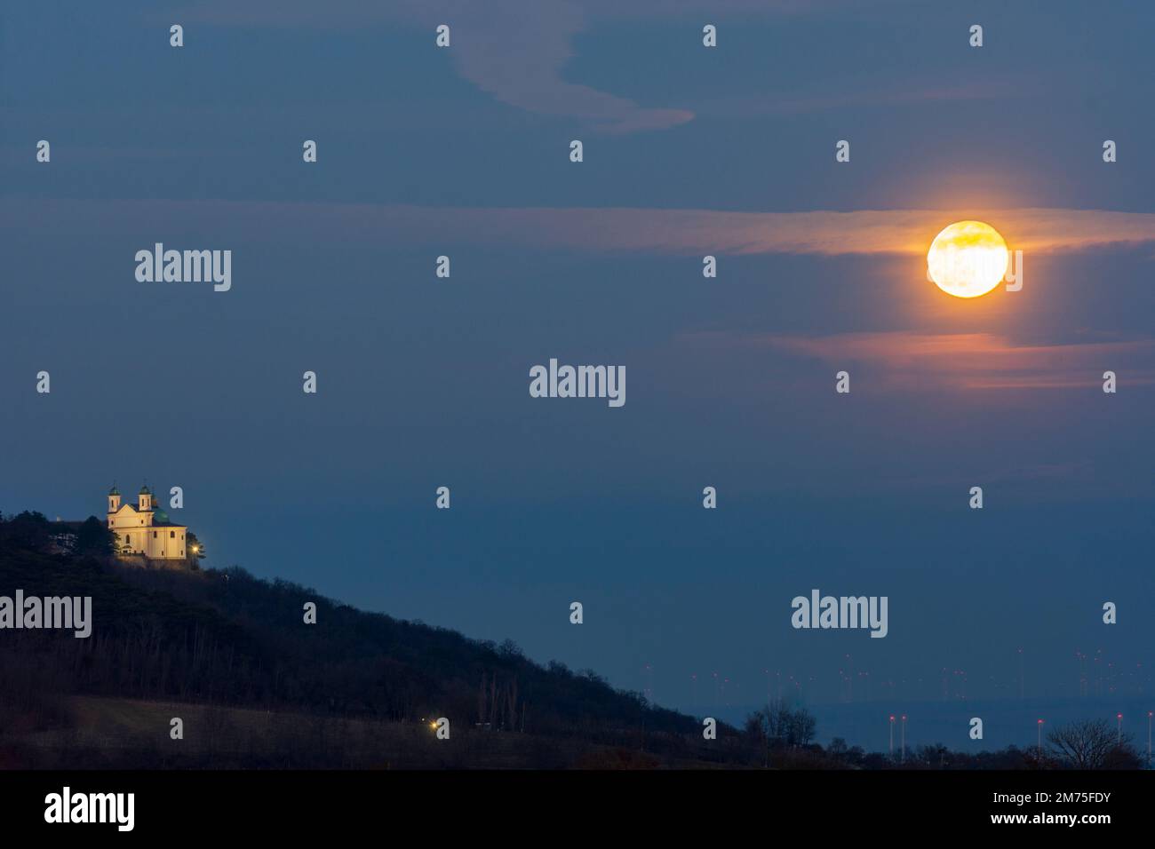 Wien, Wien: Vollmond im Wienerwald (Wiener Wald) mit dem Berg ...