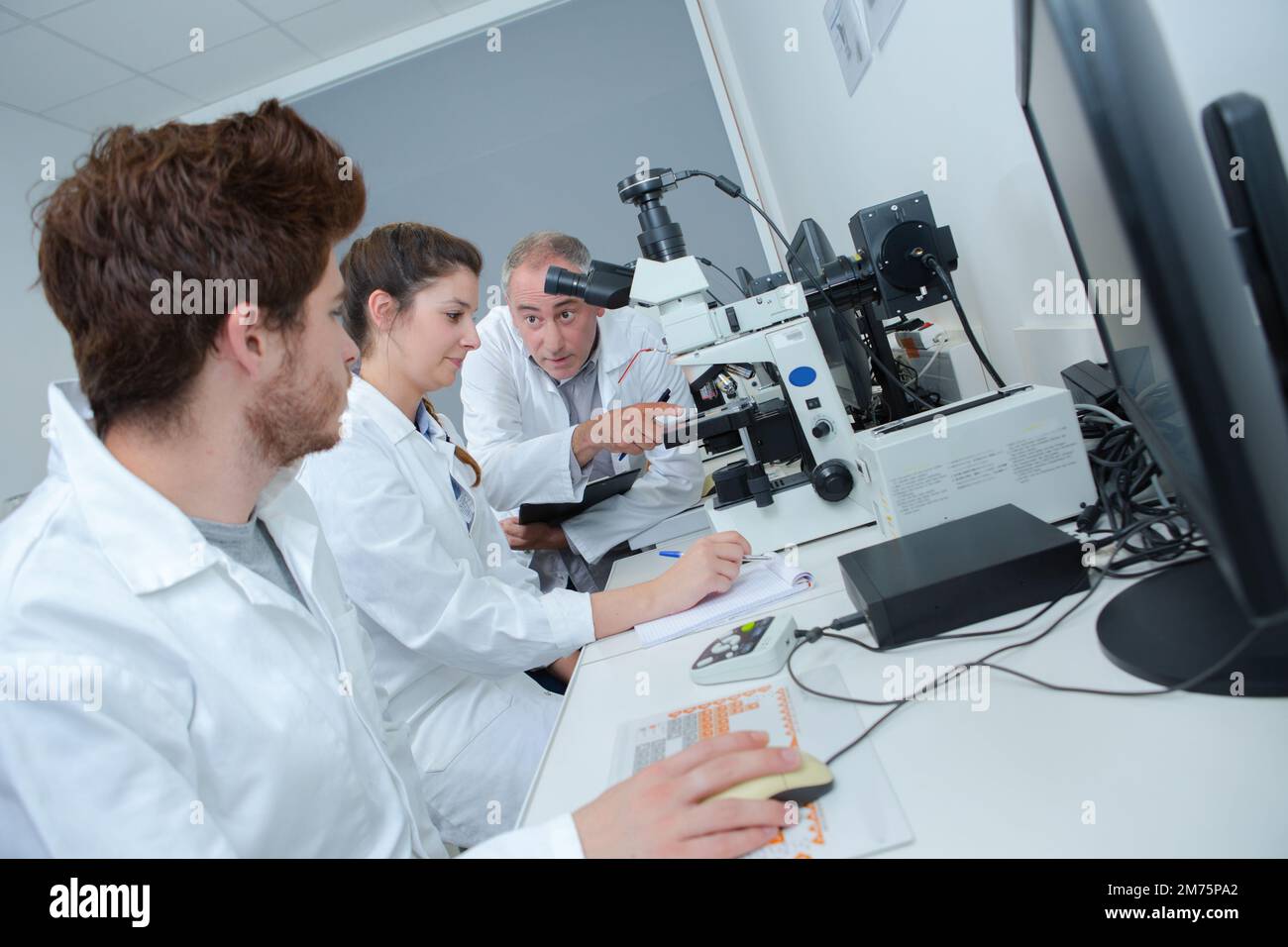 University students high tech teacher -Fotos und -Bildmaterial in hoher ...