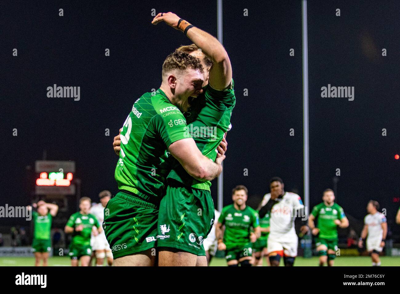 Cathal Forde von Connacht feiert sein Tor mit John Porch von Connacht ...