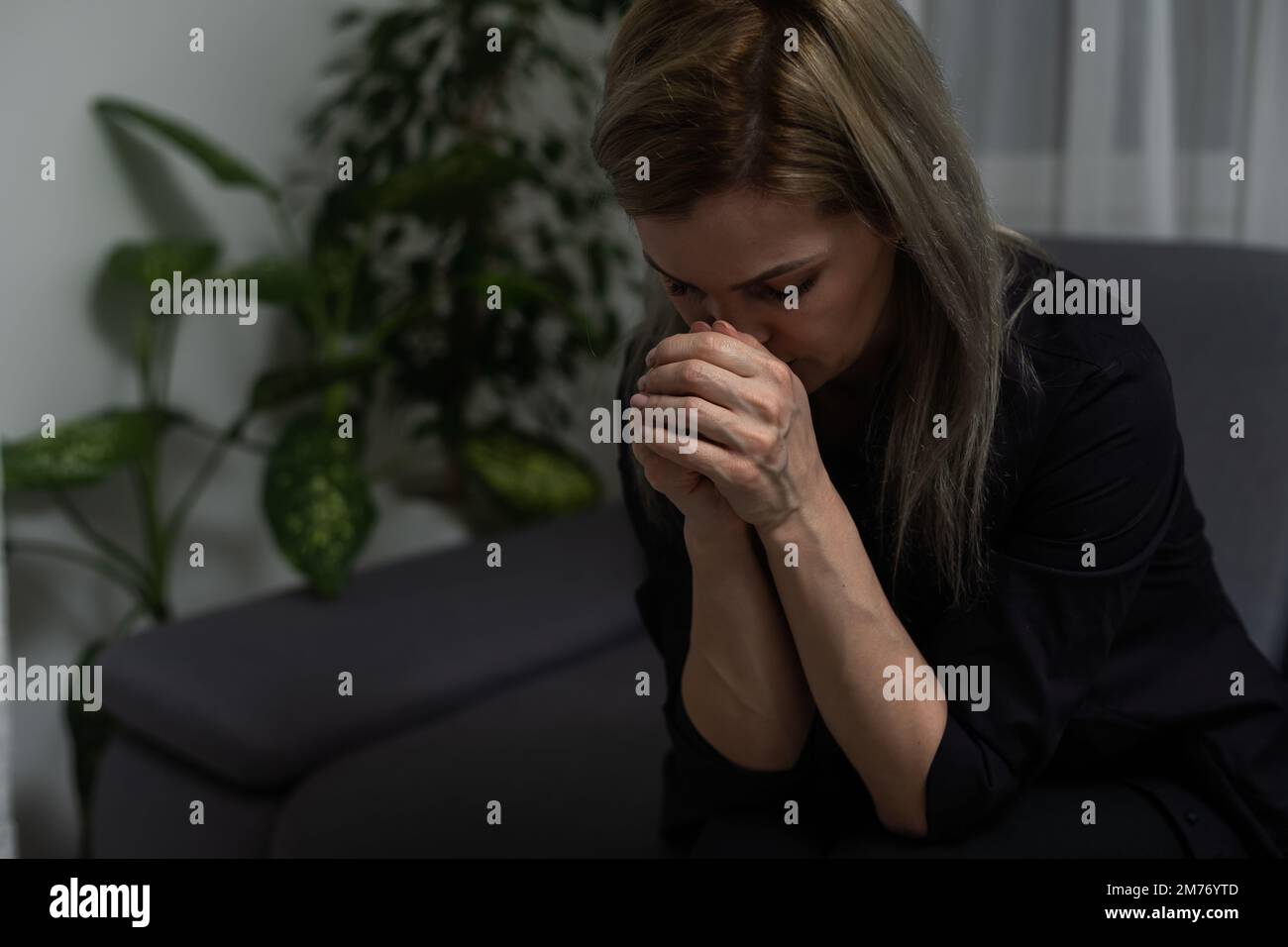 Frau übergibt sich, zu gott zu beten. Frau Bittet um Gottes Segen, um ...