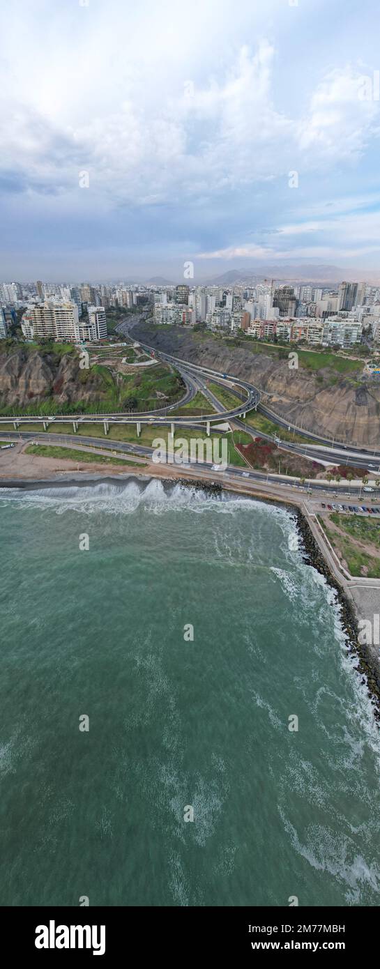 Luftaufnahme von La Costa Verde und der Promenade Miraflores in Lima ...