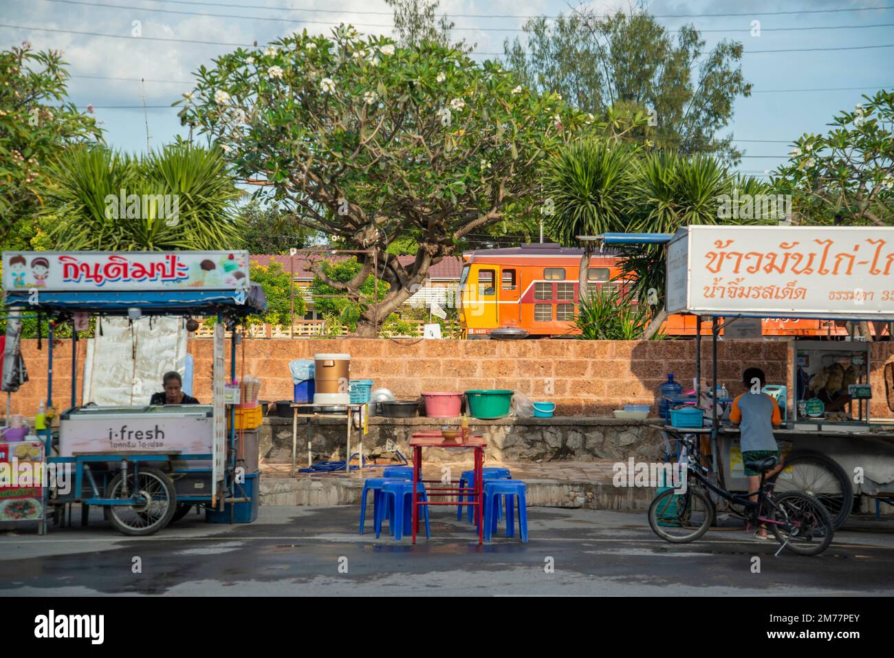 Der Bahnhof in der Stadt Lopburi in der Provinz Lopburi in Thailand ...