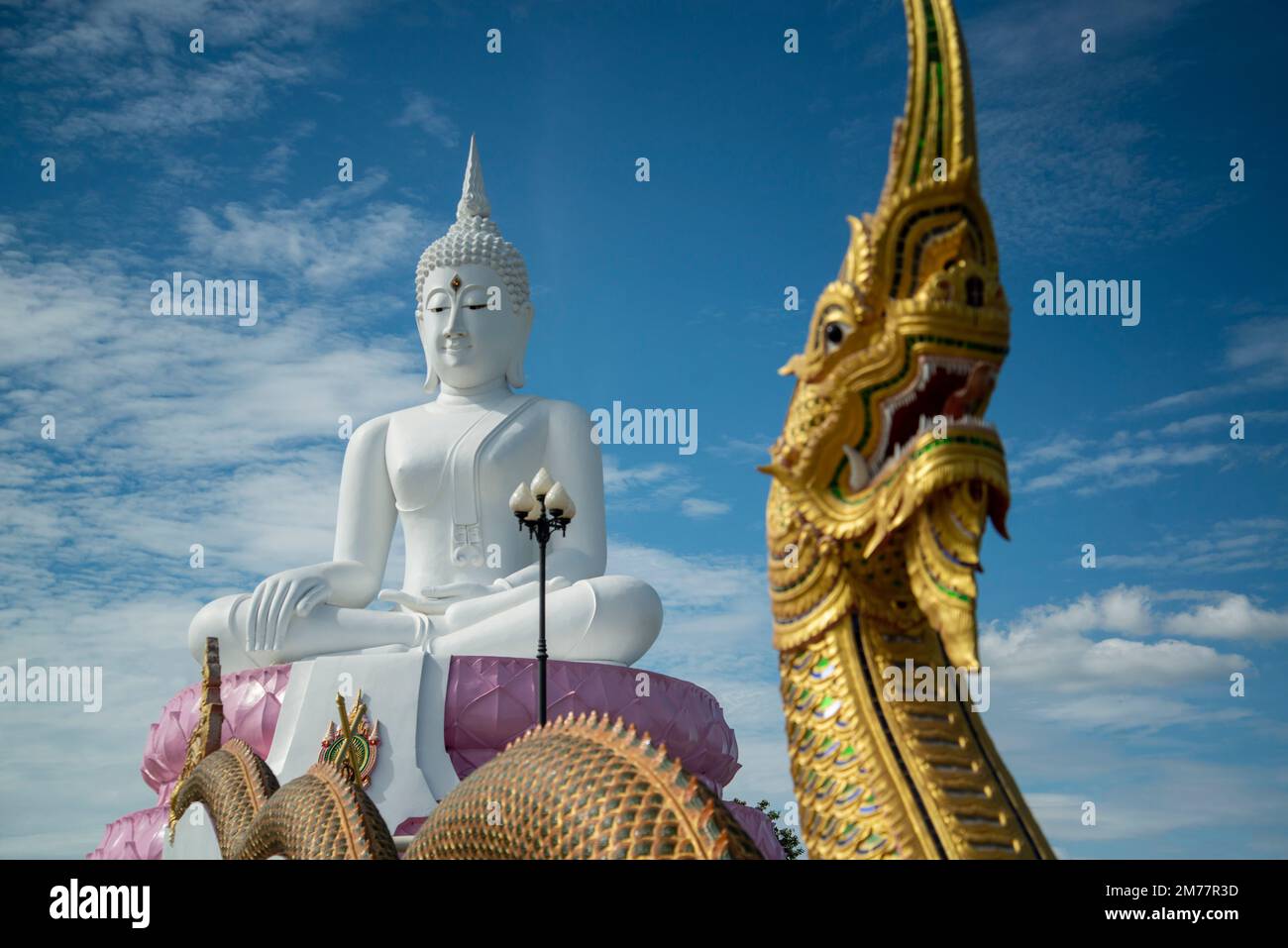 Die große weiße buddha-Statue am Pasak Jolasid-Staudamm am Ban Kaeng ...