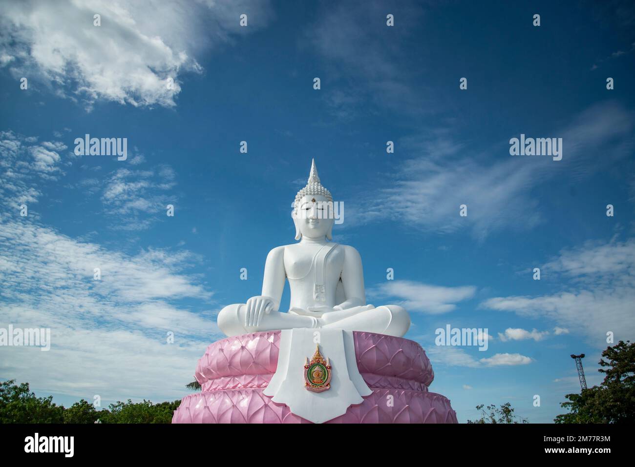 Die große weiße buddha-Statue am Pasak Jolasid-Staudamm am Ban Kaeng ...