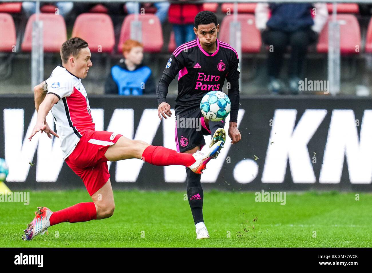 Utrecht - Jens Toornstra vom FC Utrecht, Marcos Lopez von Feyenoord während des Spiels FC ...