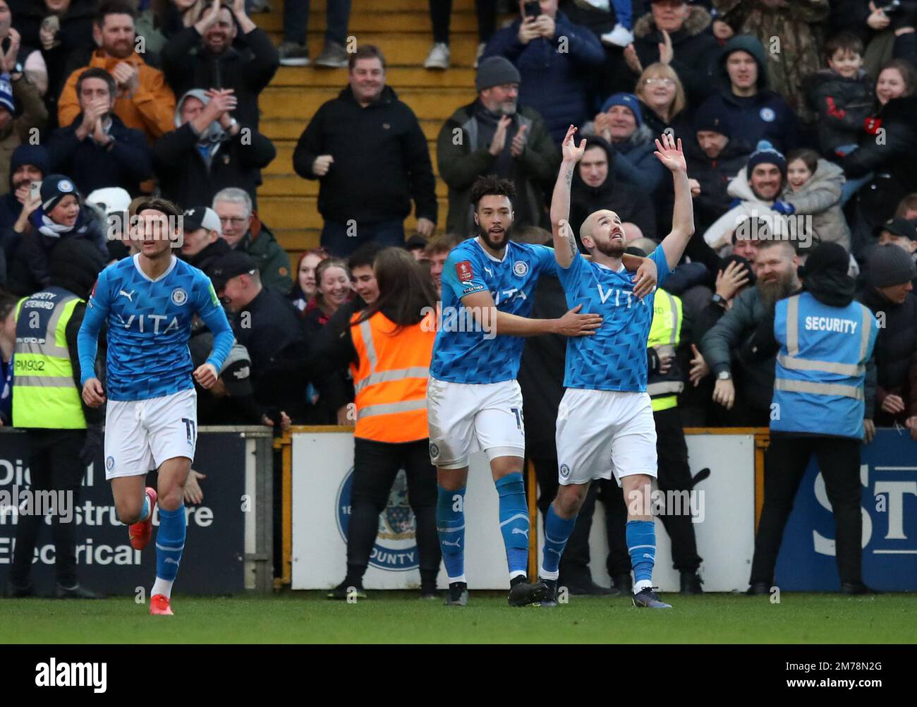 Paddy Madden im Stockport County (rechts) feiert das erste Tor seiner ...