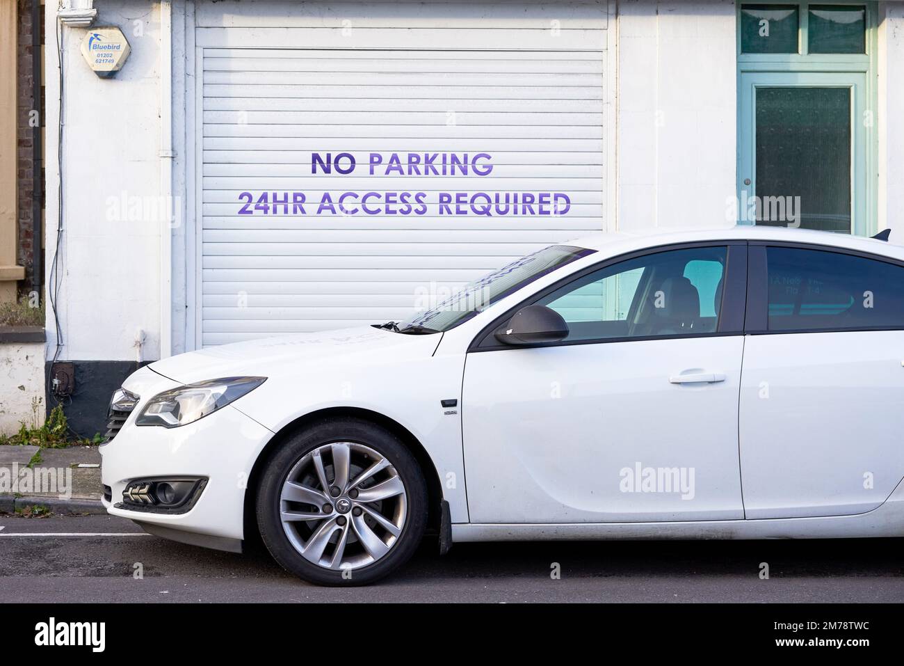 Car parking white car -Fotos und -Bildmaterial in hoher Auflösung – Alamy