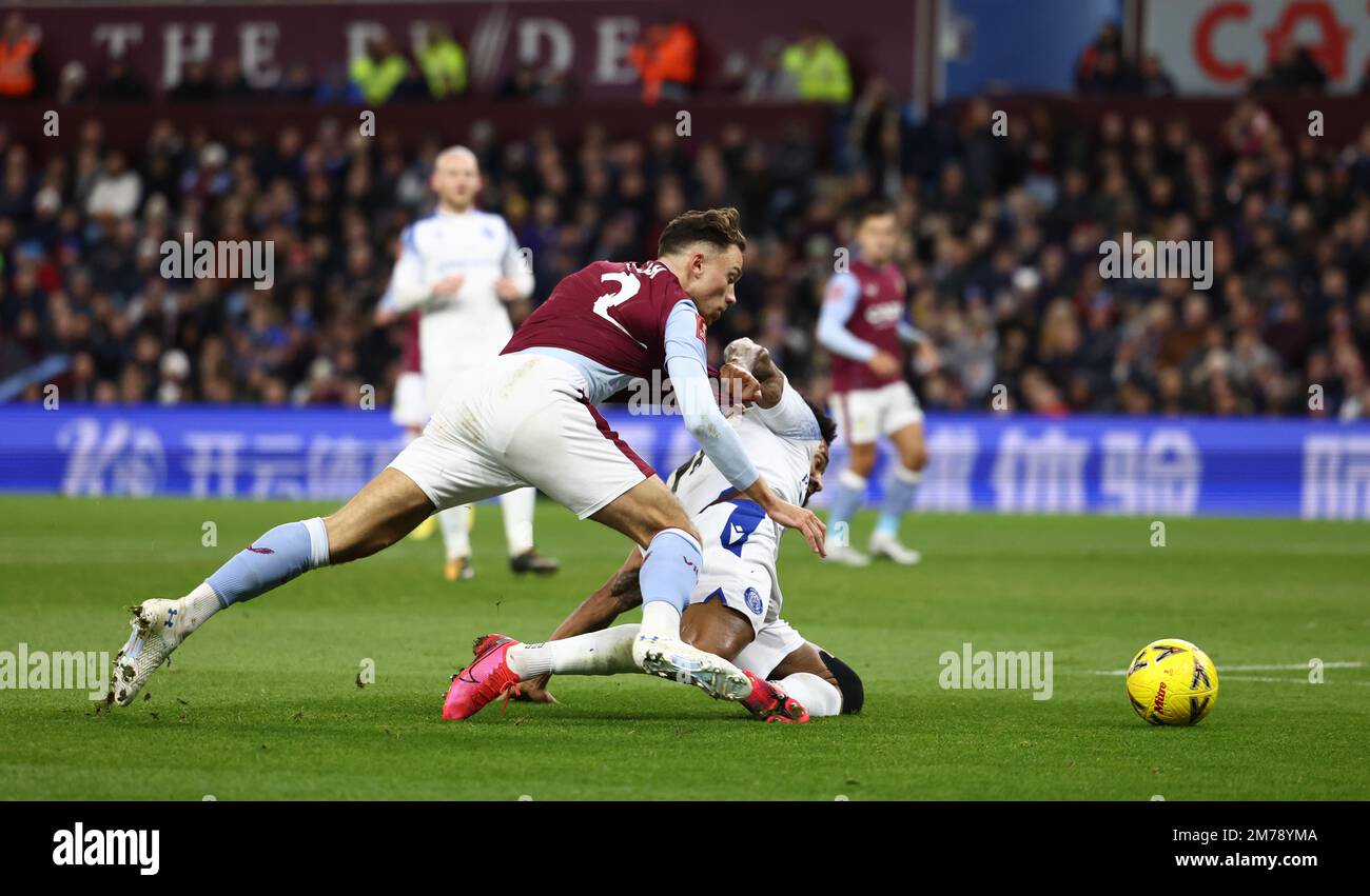 Birmingham, England, 8. Januar 2023. Matty Cash von Aston Villa bringt ...