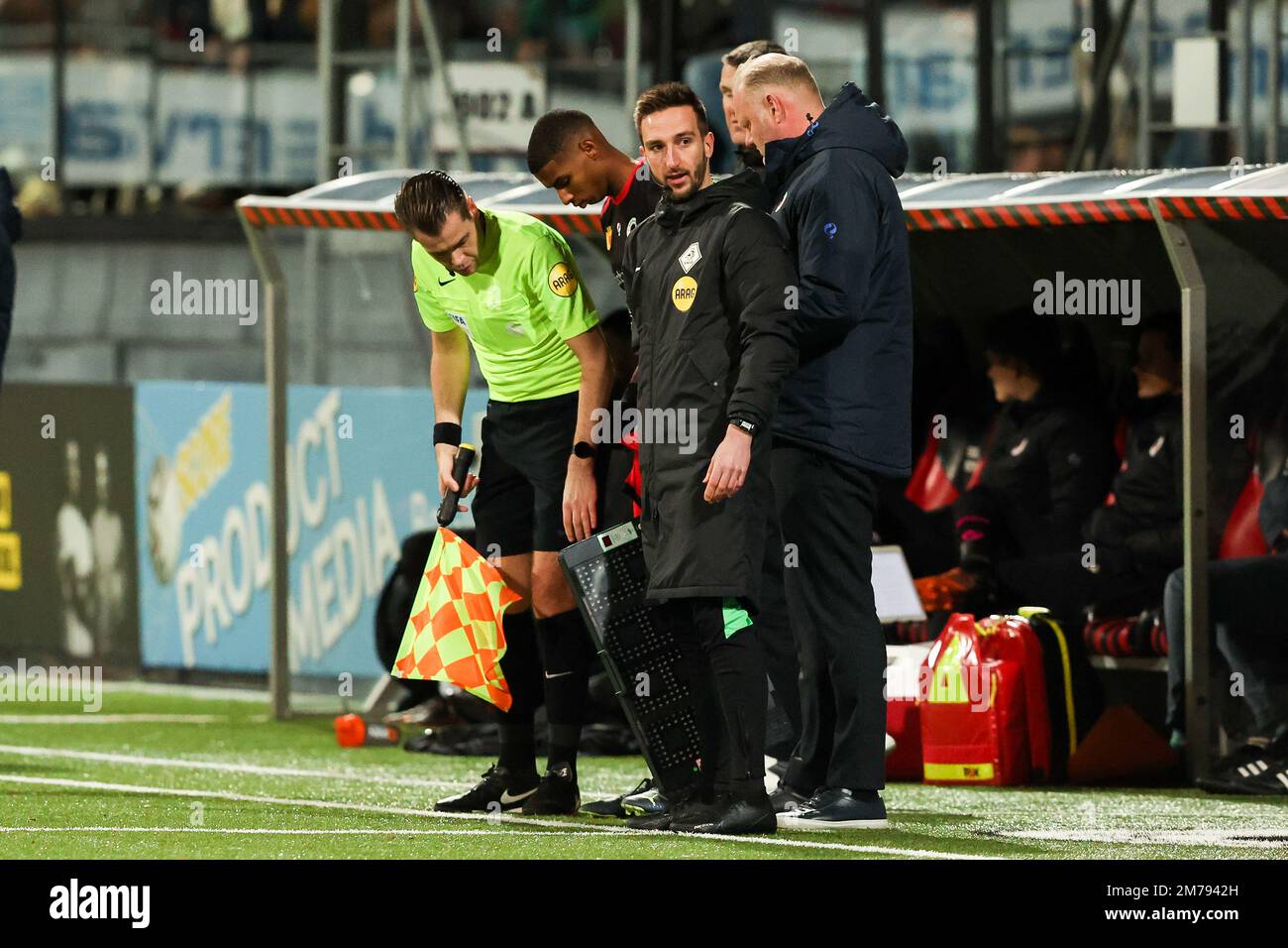ROTTERDAM, NIEDERLANDE - JANUAR 8: Assistent Schiedsrichter Rogier ...