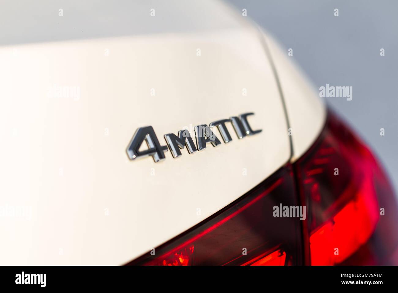 MOSKAU, RUSSLAND - 02. FEBRUAR 2022. Emblem mit dem Allradantrieb ...