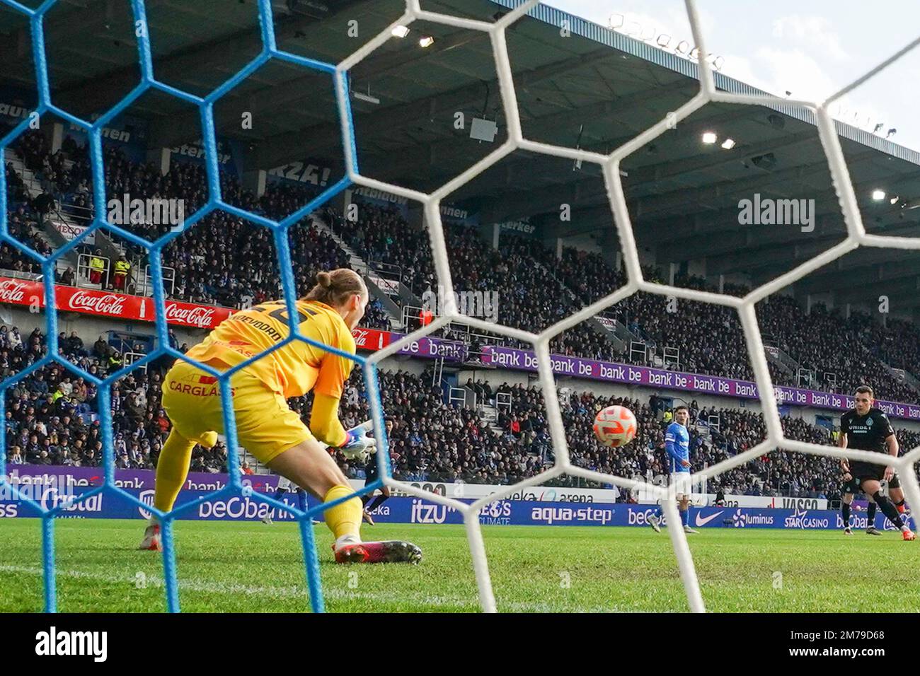 GENK, BELGIEN - JANUAR 8: Maarten Vandevoordt von KRC Genk in Aktion ...