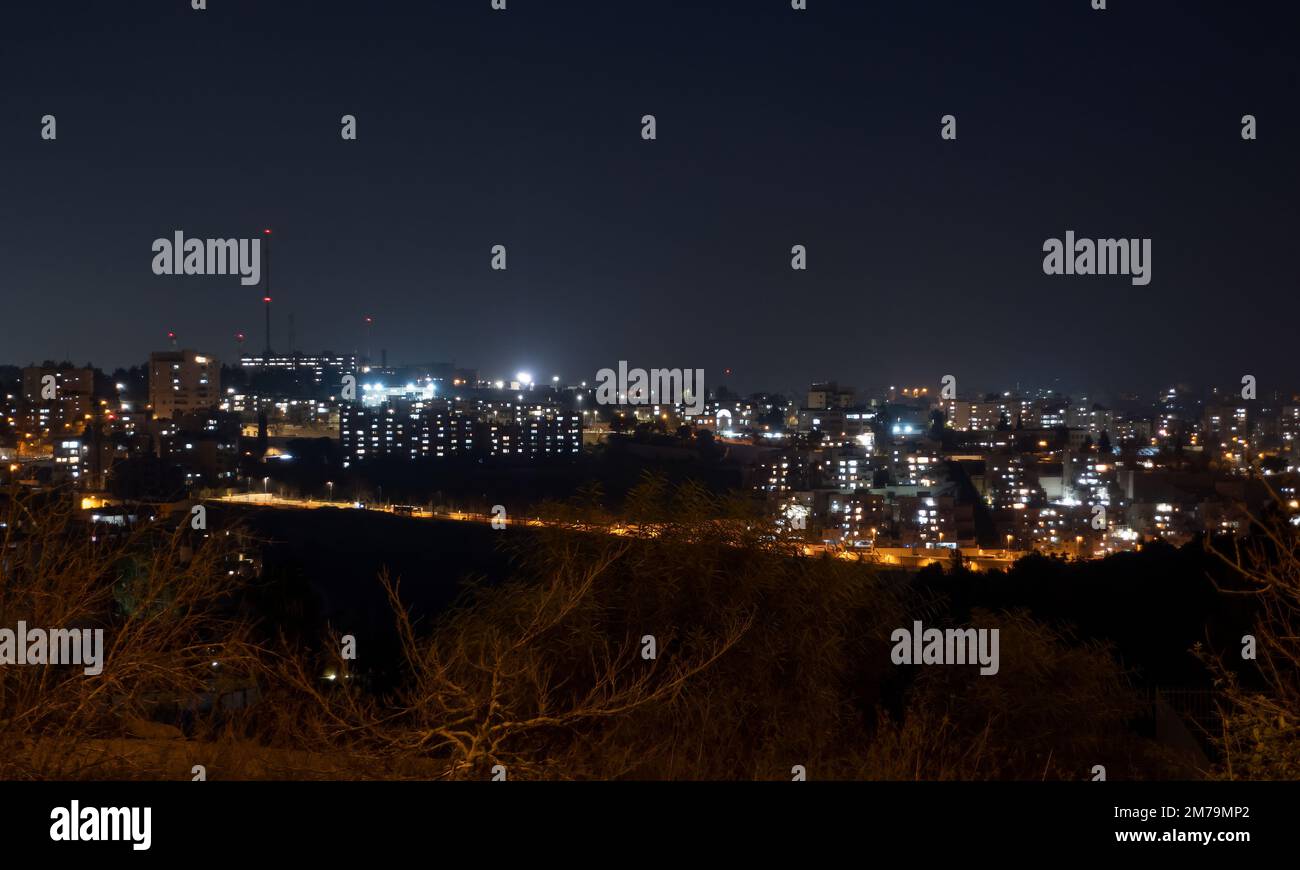 Sehen Sie bei Nacht Neve Yaakov, Neveh Ya'aqov und Pisgat Ze'ev oder ...